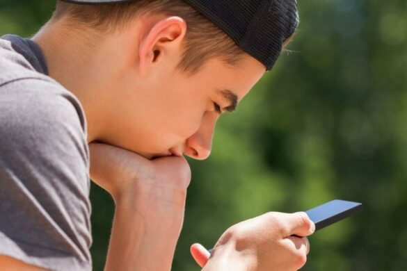 Cell Phone Rules/Etiquette/Social Media Archives - Raising Teens Today